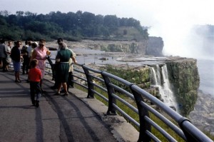 Here's What Niagara Falls Looks Like Without Water